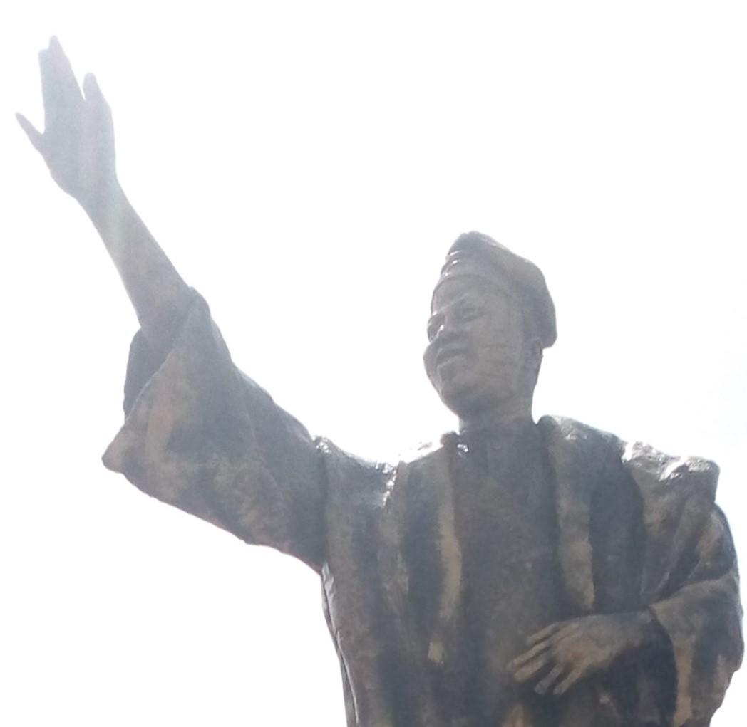 Family immortalises Ladoke Akintola with statue in Ogbomosho - PENPUSHING