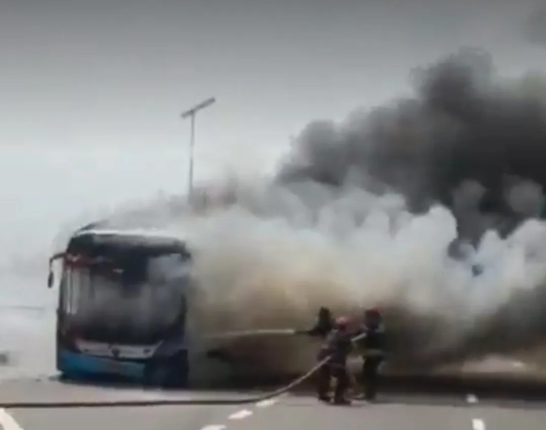 Bus fire disrupts traffic on Third Mainland Bridge - PENPUSHING